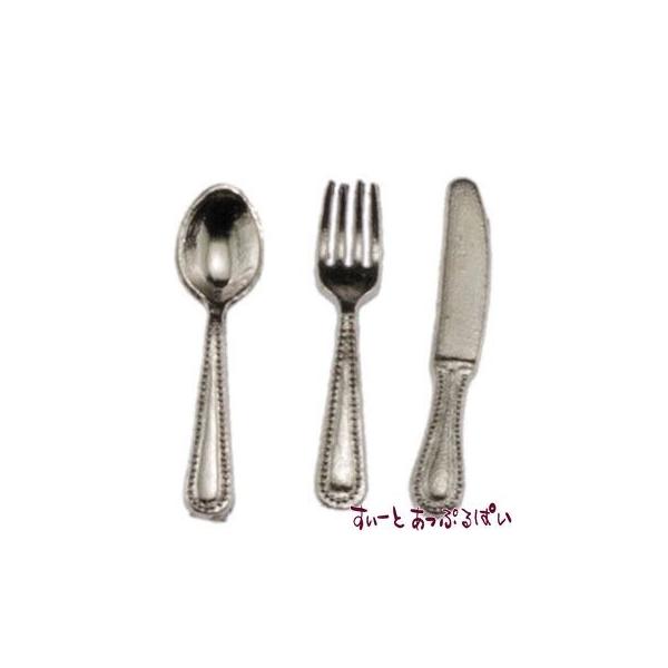 カトラリーのミニチュアです。スプーン４本、ナイフ４本、フォーク４本、計１２本のお得なセットです！25mmのお皿の横に置くには、丁度良いサイズですね。金属製です。スプーン：20mm、フォーク：20mm、ナイフ：21mm