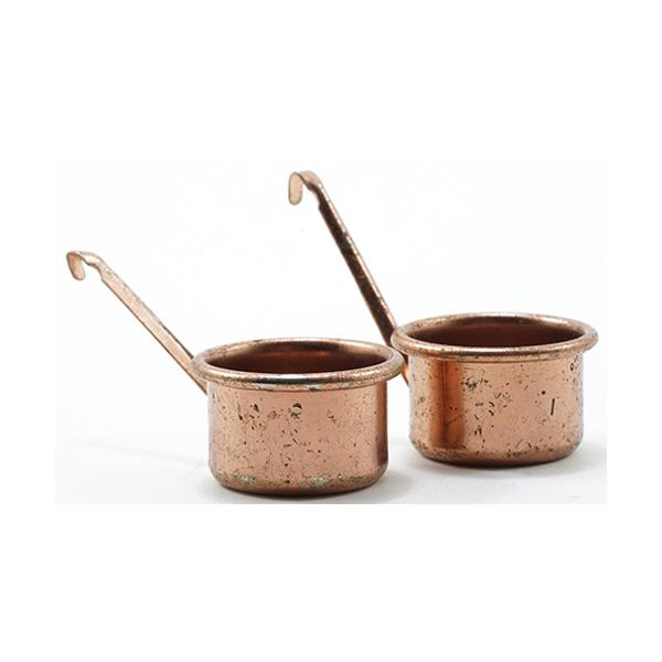 片手鍋のミニチュアです。２個セット、金属製です。シンプルだし、お値段も良いですね！ミニチュアフード作りのお供にいかがでしょうか？スケールは1/12です。サイズ：直径19ミリ、高さ11ミリ（ハンドル部分除く）、ハンドルの長さ約20ミリ。※写真...