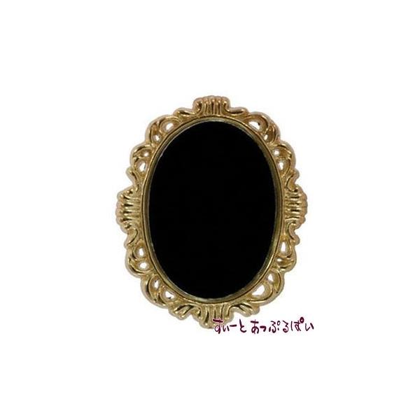 鏡のミニチュアです。フレームが真鍮製で重厚感がありますし、デザインも大きさも良いと思います。ちゃんと顔も映りますよ！ぜひ貴方のドールハウスに！サイズ：39x42mm、厚み約3mm