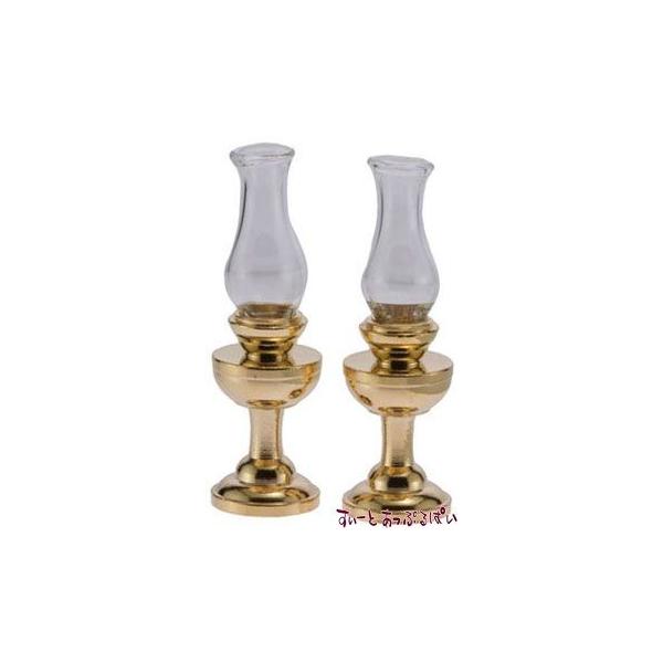 ケロシンランプのミニチュア、２本セットです。ケロシンって、1854年に登録された、ランプ用石油の商標なんですって。なるほどねぇ?。台座の部分は金属製、シェードの部分はガラス製で、重厚感があります。ぜひ貴方のドールハウスにお役立てください。※...