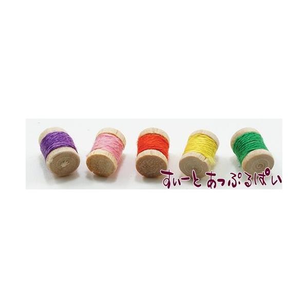 可愛らしい糸巻きのミニチュアです！５色セットです！ミシンのそばに転がしておくだけで、臨場感アップしますよ！貴方のドールハウスに、ぜひお役立てください！芯は木製。実際に糸が巻いてあります（糸は外せません）。サイズ：5x7ミリ。