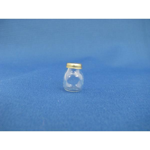 メタルのキャップのついた保存瓶です。ガラス製です。密閉性はありませんのでご了承くださいませ。ドールハウスの様々な場面で使えそうですね！ぜひお役立てください！サイズ：11x11xH16ミリ。メタルキャップの直径9ミリ。丸ではなく、ゆるい角型に...