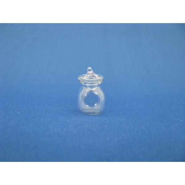 ガラス製の保存瓶です。ふたはありますが密閉性はありませんのでご了承くださいませ。ドールハウスの様々な場面で使えそうですね！ぜひお役立てください！13x13ミリ、高さ23ミリ。※形、大きさに多少個体差がございます。丸ではなく、緩い角型になって...