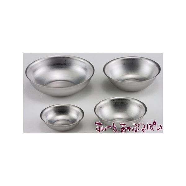 調理用のボウルのミニチュアです。アルミ製、４個セットのお値段です。店長は料理がすごく苦手です。お恥ずかしい話ですが、100円ショップのボウルやザルをずっと使っていました。しかし、結婚してン十年、必要に駆られて少し料理ができるようになり、ボウ...
