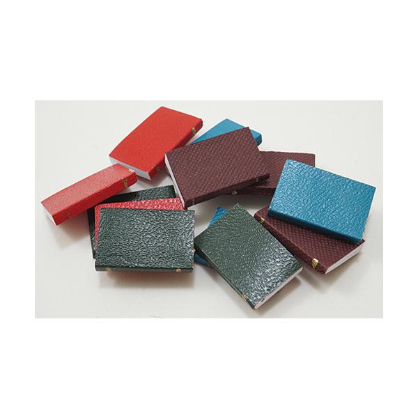 本のミニチュアです。背表紙に金のラインが２本入っています。中には白紙のページが入っており、パラパラとめくることができますよ！しかも12冊セットでこのお値段！素敵です！ぜひ貴方のミニチュアライフにお役立てくださいね。紙製。サイズ：13x18m...