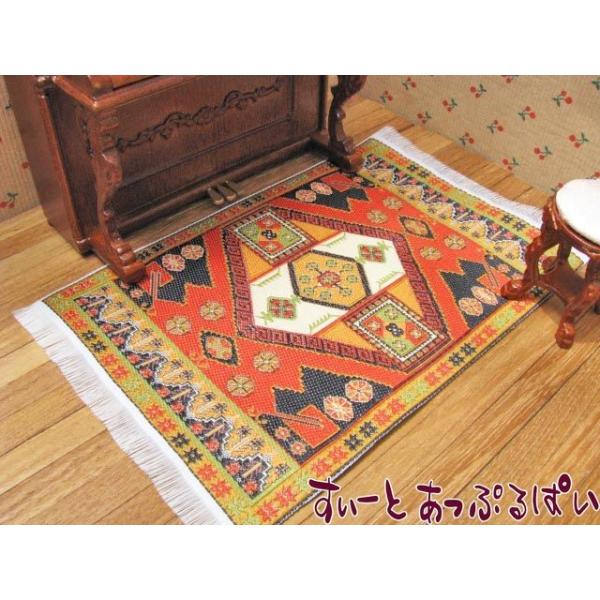 トルコ製のドールハウス用ミニチュアラグです。柄はプリントではなく、機械織りで表現されています。この柄、写真で見たときはどうかな?と思ったのですが、実物は意外に素敵ですよ！他で見ない柄ですしね！こちらの大きさなら、タペストリーとしても良いと思...