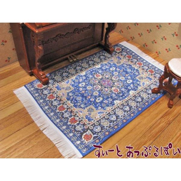 トルコ製のドールハウス用ミニチュアラグです。柄はプリントではなく、機械織りで表現されています。こちらの大きさなら、タペストリーとしても良いと思います。大きさは100ｘ150ｍｍですが、両端のフリンジの部分を含まない大きさです。厚みは意外にあ...