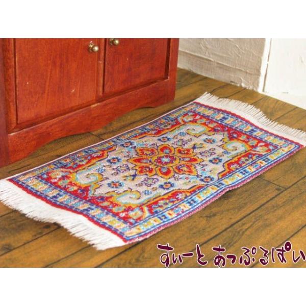 トルコ製のドールハウス用ミニチュアラグです。柄はプリントではなく、機械織りで表現されています。大きさは約90ｘ50ｍｍですが、両端のフリンジの部分を含まない大きさです。こちらは玄関や、キッチンシンクの前など、小さめのマットとして丁度良い大き...