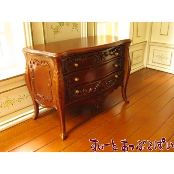 こちら、リバイバル商品です！どの引き出しも開けることができますし、とにかく存在感があり、美しいです…！チェストとして、サイドボードとして、ぜひあなたのドールハウスにお役立てください！実際のお色は、濃いウォールナットになります。サイズ：幅10...