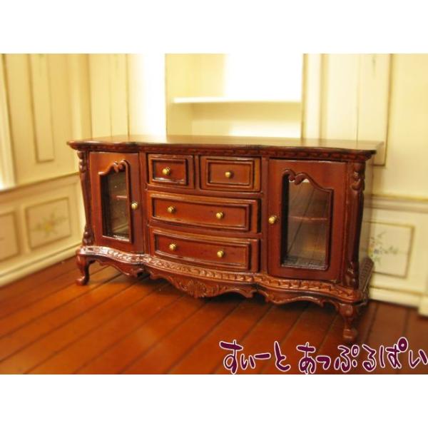 こちらも、リバイバル商品です！！こちらはお値段もそれなりですが、本当に素敵ですので、損はないと思います！すべての扉、引き出しが可動します！ぜひあなたのドールハウスにお役立てください！実際のお色は、濃いウォールナットになります。サイズ：幅12...