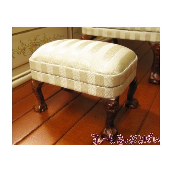 こちらは、リバイバル商品です！大人気だったシルク生地使用のオットマンが帰ってきました！艶と高級感が素敵です！木製です。サイズ：40x32xH35ミリ。
