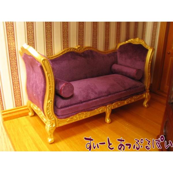 夢のようにゴージャスな、プラムベルベットのソファが出来上がりました！弾力のあるクッションの座面、ゆるやかなカーブを描くアームレストと背もたれ、筒形のクッションと、どれをとっても「ゴージャス」の一言です！絢爛豪華なリビングに、お店屋さんやサロ...