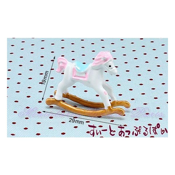 すごい小さい！豆な感じの木馬です。材質は金属です。１/２４サイズのドールハウスに丁度いいですね！１/１２サイズのドールハウスには、おもちゃとしていかがでしょうか？小さいので可愛いですよ?！