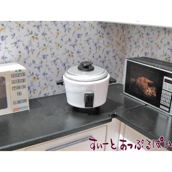 レトロな電気炊飯器のミニチュアです。なんと、フタと内がまも取り外すことができます！こんな炊飯器は今売ってないですが、店長の実家では同型の炊飯器が現役稼働中です！壊れたら買い換えようと言いつつ、壊れないので何十年も使ってます。この炊飯器で炊い...