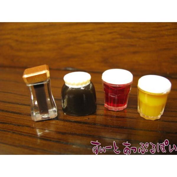 これはいい感じです！プラスチック製ですが、形と大きさがかわいいです。キッチンの棚に置きたいですね！下写真は「木製サービングトレイ」に乗せてみた様子です。トレイは別売りになります。※ジャム瓶のサイズ：直径10ｍｍ、高さ12ｍｍ。コーヒー瓶のサ...