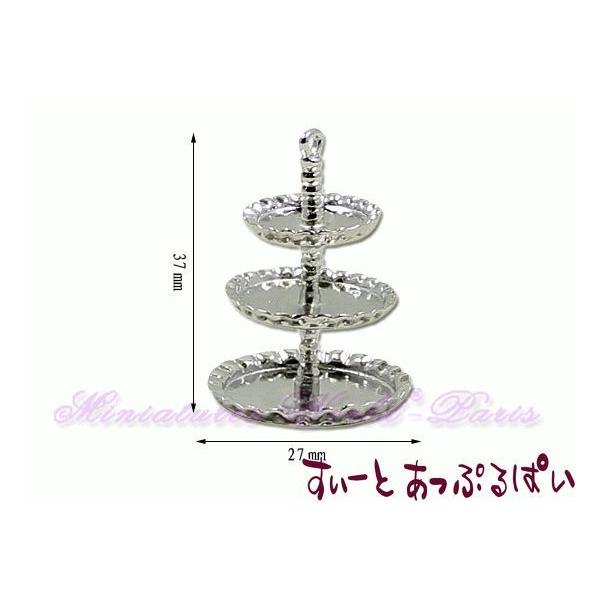 待ってました！！久々に登場のシルバーの３段スィーツスタンドです！シルバーの輝きが、貴方のミニチュアスィーツに彩りを添えちゃいます！！ぜひ貴方のお手元に！！サイズ：高さ約39ｍｍ、一段目の直径約25ｍｍ、二段目21ｍｍ、三段目16ｍｍ