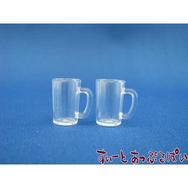 プラスチック製のビールジョッキ２個セットです！！ビールを入れて、ご自慢のミニチュアフードに添えてお楽しみください！プラスチック製なので底面に少々バリがありますが、ご了承ください。２個セットのお値段です。サイズ：口径11ｍｍ、高さ16ｍｍ（い...