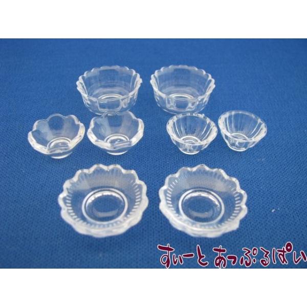 お皿1枚あたりは110円です！プラスチック製ですが、透明度も高いです。深さのある小鉢もうれしいですよね！多少バリがありますが、ご了承くださいませ…たくさん揃えたい貴方に！一番手前のお皿：直径約20ｍｍ、高さ5ｍｍ、中央左の小鉢：直径15ｍｍ...