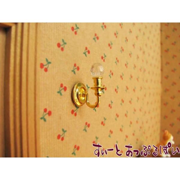 こちらは非点灯のウォールランプです。本物の照明まで付けなくても、この非点灯ランプを付けるだけで、お部屋の雰囲気が変わってお勧めです。台座の部分はメタル製で、まずまずの重厚感があります。電球の部分はビーズです。サイズ：高さ約22ｍｍ、台座の直...