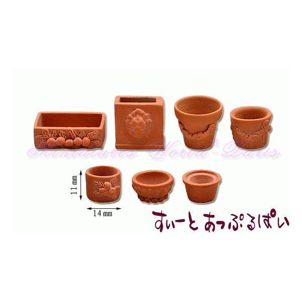 ７個セットですので、１個あたりはまずまずお買い得です。素材はプラスチックです。柄が入っているので可愛いですよね。一気にガーデンも華やかになりそうです。長方形：30ｘ20ｘＨ11ｍｍ、一番大きな円形の植木鉢：直径約22ｍｍ、高さ18ｍｍ