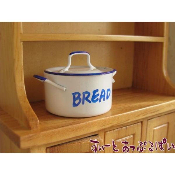 これは使えるかも？！実生活でも、こういうホーローの入れ物に小物をかわいく収納している方は多ですよね。ドールハウスでも、キッチンの収納に一役買ってくれそうですね！サイズ：直径約30ｍｍ、深さ約15ｍｍ（取っ手、蓋の部分除く）