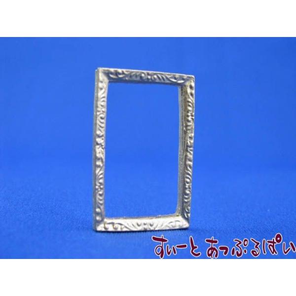 金色のフレームです。お好きな写真や絵画を入れて、オリジナルフレームを作ってください！縦横どちらにもお使いいただけます。サイズ：フレームの内側32ｘ20ｍｍ、フレームの外側：37ｘ25ｍｍ、厚さ約３ｍｍ※下の写真は絵画を入れたイメージです。絵...