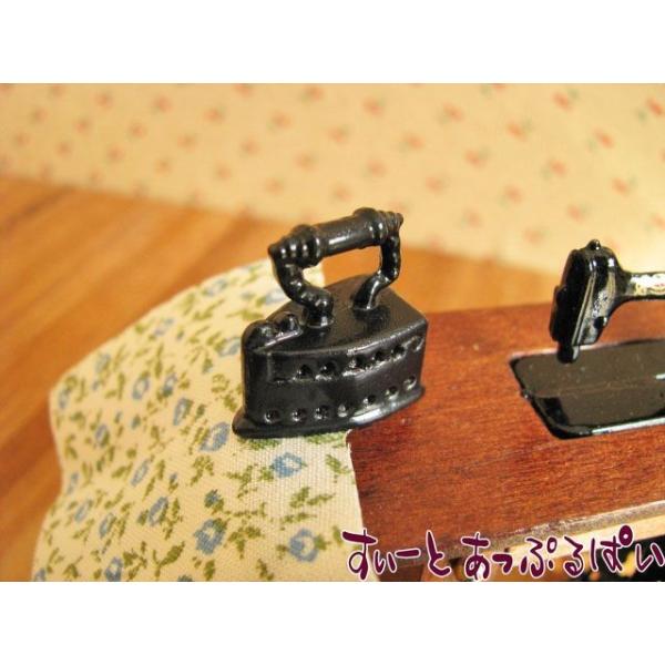 ボックス型のクラシックなアイロンです。昔は、この中に石炭とか入れて使ってたのでしょうね・・、昔の主婦は本当に大変でしたね！今はコードレスのスチームアイロンで楽々アイロンがけ！・・なのに面倒くさいのはなぜ（笑）！？※底面はなく、中は空洞になっ...