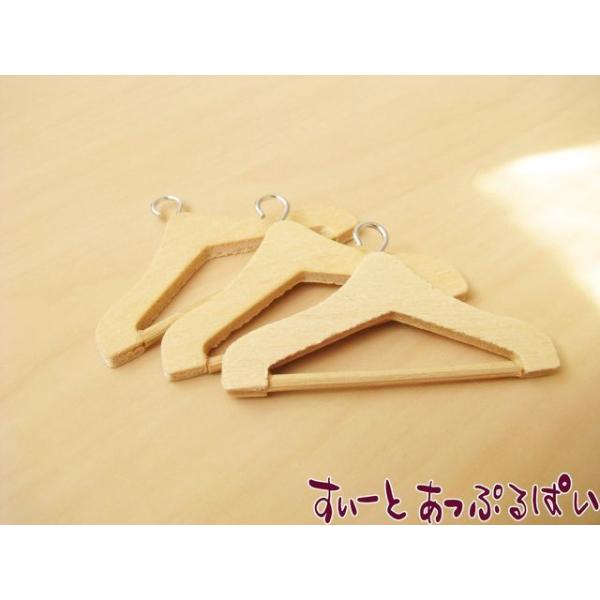 ハンガー３本セットです。スラックスも掛けられますね！サイズ：約50ｘ28ｍｍ、厚み約３ｍｍ。※こちらは1/12サイズよりも少々大き目です。サイズをご確認ください。