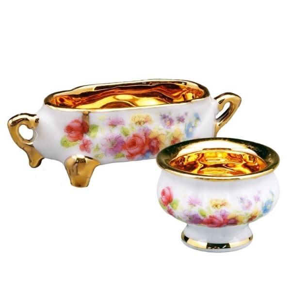 ドイツ　ロイター社のミニチュアです。金色がキラキラと素敵な陶器のボウル、２個セットです！お花柄も優しくて、そのまま飾ったり、お花を入れたり、ぜひぜひあなたのドールハウスにお役立てくださいね！アクリルケース入りです。アクリルケースからは取り出...