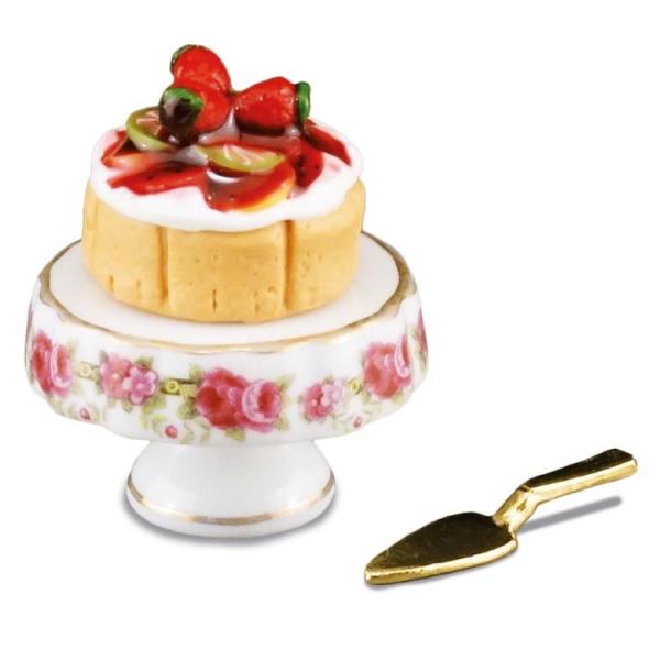 ドイツロイター社製のミニチュアです。素敵なローズ柄のケーキスタンドと、金色のケーキサーバーの素敵なセットです！ドール優雅なティータイムに！ケーキスタンドのサイズ：直径24ミリ、高さ14ミリ。ケーキの直径約15ミリ。ケーキとスタンドは接着され...