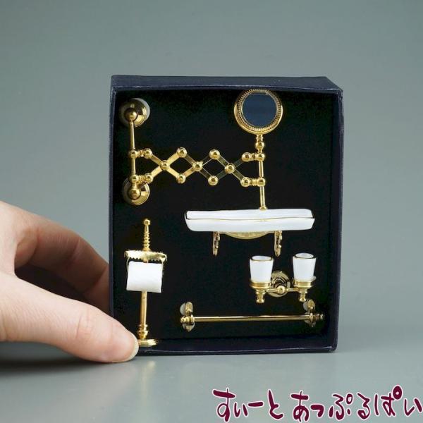 ドイツロイター社製のミニチュアです。バスルームの小物が一気に揃って、お手軽ですね！ロボットアームみたいなハンドミラーが、外国っぽい！！異国情緒のあるミニチュアです。ぜひ貴方ドールハウスに！