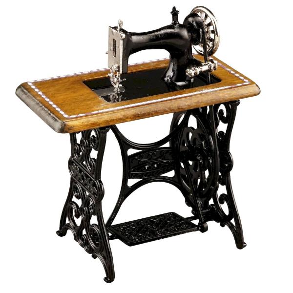 ドイツ　ロイター社のミニチュアです。金属製でずっしりと重みのあるミシンです。ペダル、ハンドルは動きません。サイズ：W82xD43xH95ミリ。