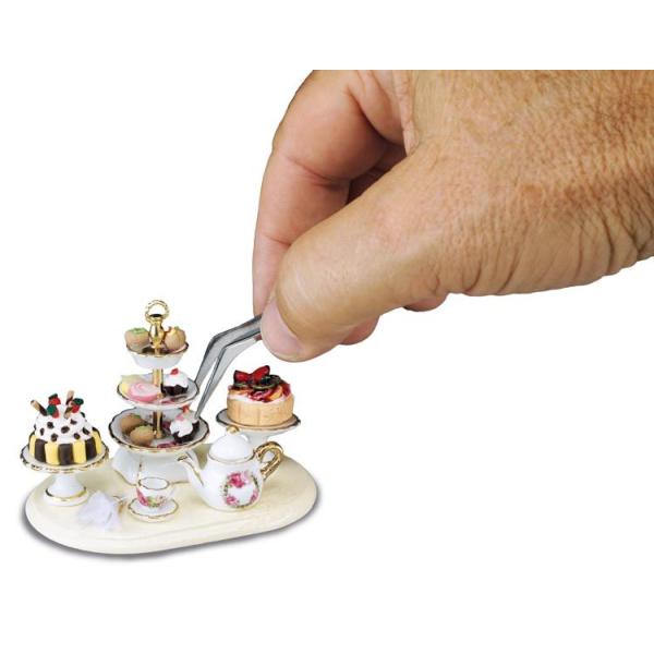 ドイツロイター社製のミニチュアです。こちらは世界限定1200個で、裏面に一つづつシリアルナンバーが入っています。大きなアクリルケースに入っており、このまま飾ったり、プレゼントにするのに丁度よいですよ！木製の楕円板のサイズ：70x45ミリ。ス...