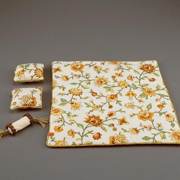 【ご注意！】木製ベッド（RP1829-0）は別売りになりますので、ご注意ください。こちらの商品は掛布団とピロー2個、筒型ピロー１個のセットになります。ドイツロイター社製のベッドリネンです。掛布団サイズ：190x190mm、ピロー47x47m...