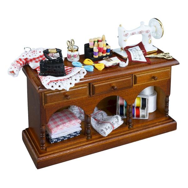 こちらも、「置くだけ」で臨場感ばっちりのソーイングテーブルです。ドールハウスは手作りが良いとされていると思いますが、店長は手作りする技術と根気が無いので、ロイターさんの商品は「こんなの待ってました！！」という感じなのです。ロイターさん、あり...
