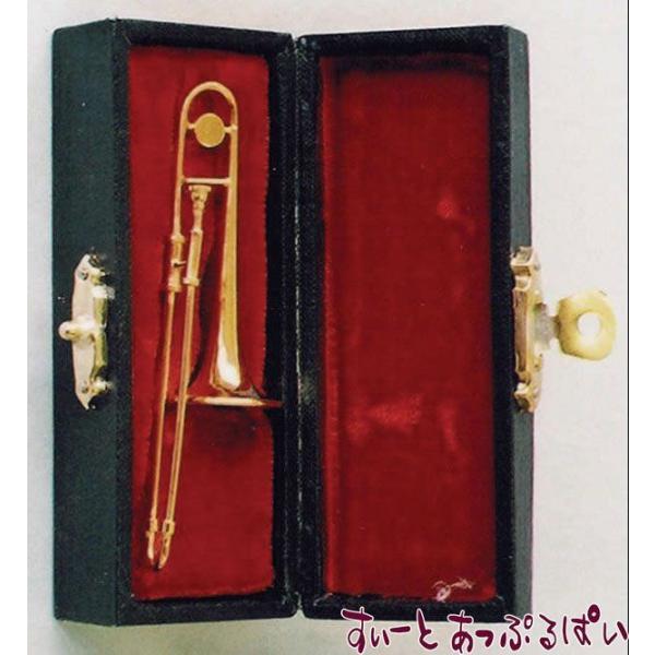 素敵なトロンボーンのミニチュアです！素敵な長方形の化粧ケース入りです。音楽好きなあの方へのプレゼントにも良いですね！是非貴方のドールハウスにお役立てください！トロンボーンのサイズ：長さ80ミリ。ケースのサイズ：106x42x33ミリ。金属製...