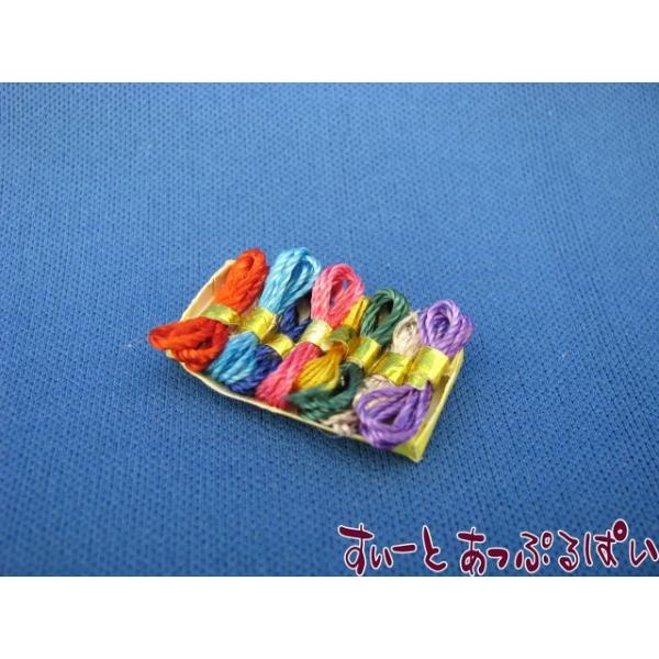 紙のトレイに入ったカラフルな刺繍糸のセットです。ソーイングショップやソーイングルームのディスプレイに、置くだけ簡単！ですね。※糸はトレイに接着されています。サイズ：27x15ミリ。