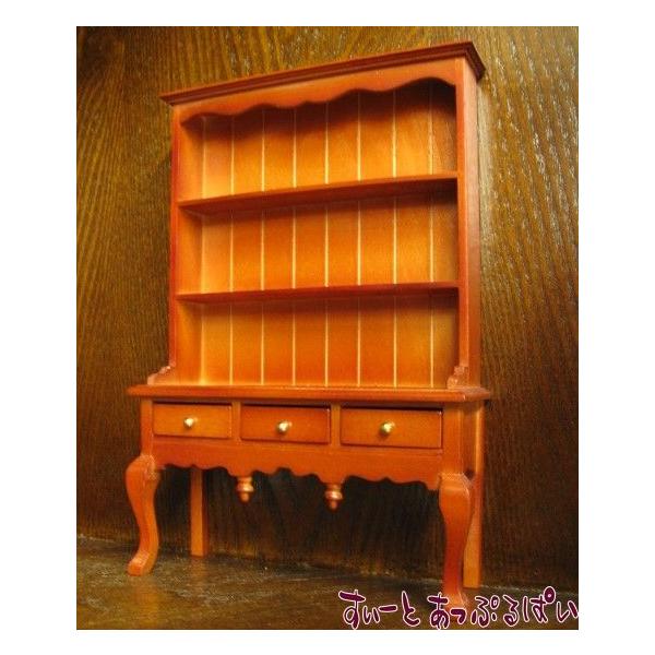 シンプルで素敵な食器棚ですね！飾るものが映えそうです。ショップのおしゃれな棚としても、良いのではないでしょうか？是非貴方のドールハウスにお役立てくださいね！サイズ：W120xD40xH172ミリ。ストリートアヘッド社（英国）製。生産国：中国...