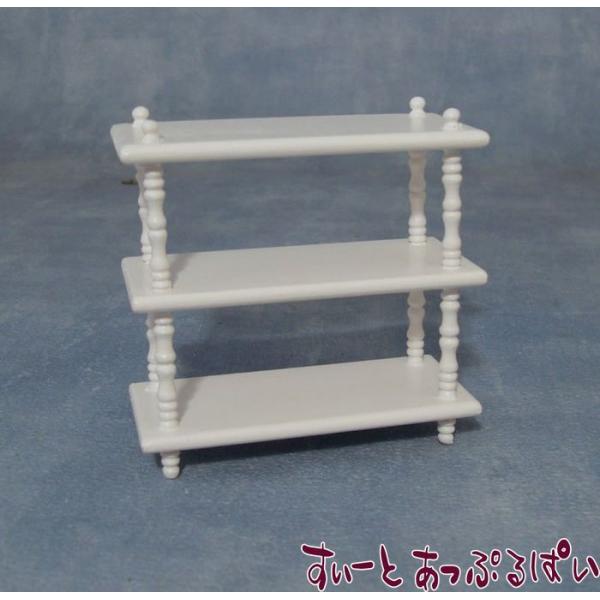 小さめな棚です。まあ色々と使えそうですね！是非貴方のドールハウスにお役立てくださいね。サイズ：幅75ミリ、奥行き33ミリ、高さ75ミリ。棚と棚の間の高さ約26ミリ。
