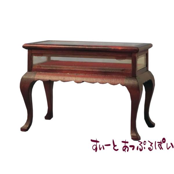 とっても可愛いディスプレイテーブルです。お店のディスプレイに是非お役だてくださいね！背面だけアクリル板がついておりませんので、そこから小物を出し入れ出来ます。是非貴方のドールハウスに！サイズ：幅94ミリ、高さ65ミリ、奥行48ミリ。木製です。