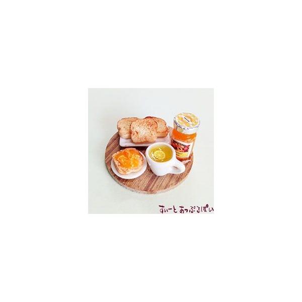たっぷりジャムのトーストに、飲み物を添えて！スナックにしてはボリューミーなメニューですね！かわいい〜おいしそう〜！このまま飾っても、ドールハウスのキッチンに置いても、いいですね！※小物はすべて接着されています。※手作りのため、パンの色、形、...