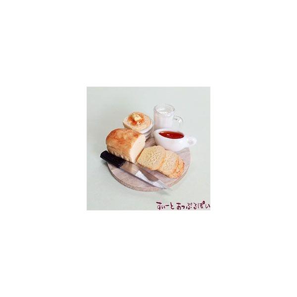店長は毎朝、はちみつトーストを食べています！！やっぱり、甘いものに弱いんですよね〜！これも、可愛くって美味しそう！このまま飾っても、ドールハウスのキッチンに置いても、いいですね！※小物はすべて接着されています。※手作りのため、パンの色、形な...