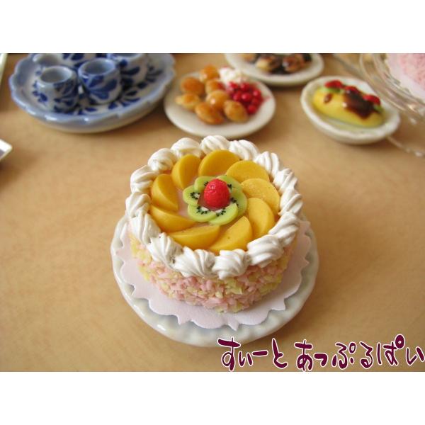 ホールケーキのミニチュアです。贅沢に洋ナシ、キウイ、イチゴがのってます！！サイズ：直径25ｍｍ x 高さ13 ｍｍ　樹脂製
