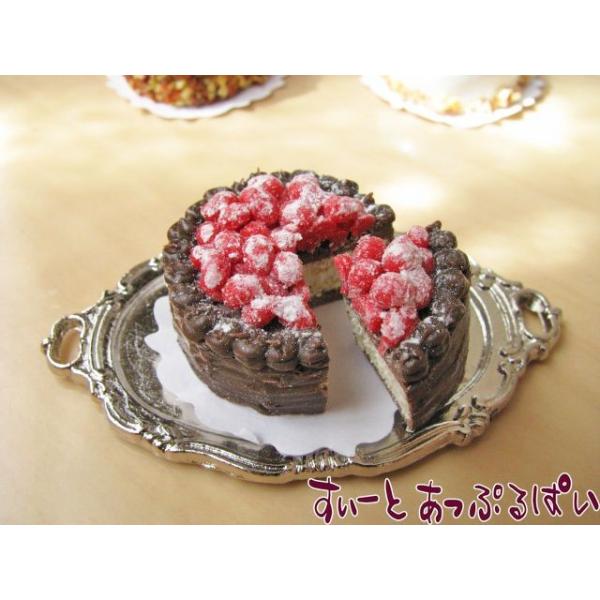 たっぷりのベリーとパリパリチョコがおいしそうなケーキです。中のスポンジにはちゃんとクリームがサンドされています。本当においしそうですよ！ケーキスタンドは25mm用をご選択ください。スライスしてあるとかなり躍動感ありますね！高さ約15ｍｍ