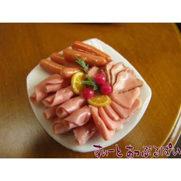 うおぉ?！！この肉の山盛り感はすごいです！！どこかの安ホテルのケチくさいバイキングとは違います！！「これでもか！！」と肉が盛られています！！それだけでも軽く感動します。ありがとう…ミニチュアに感謝です。山盛りの夢はミニチュアで見れました。ぜ...