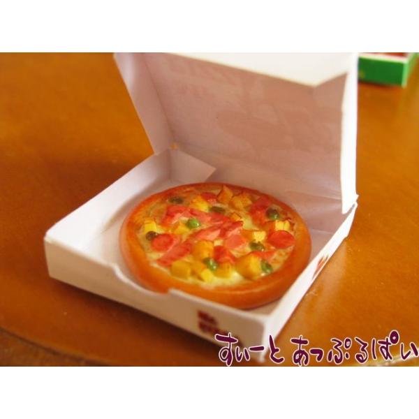 かわいい箱入りのピザの登場です！箱を開けると、かわいいピザが出てきて思わずにっこりしちゃいます♪もちろん、ピザを取り出すこともできますよ！箱のサイズ：２５ｍｍｘ２５ｍｍ、高さ5mm