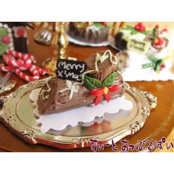 こちらはオーソドックスなチョコレートのクリスマスログケーキです。やっぱりクリスマスらしくていいですね！サイズ：W28xD13xH16mm。※こちらは25mm用ケーキスタンドに入ります。