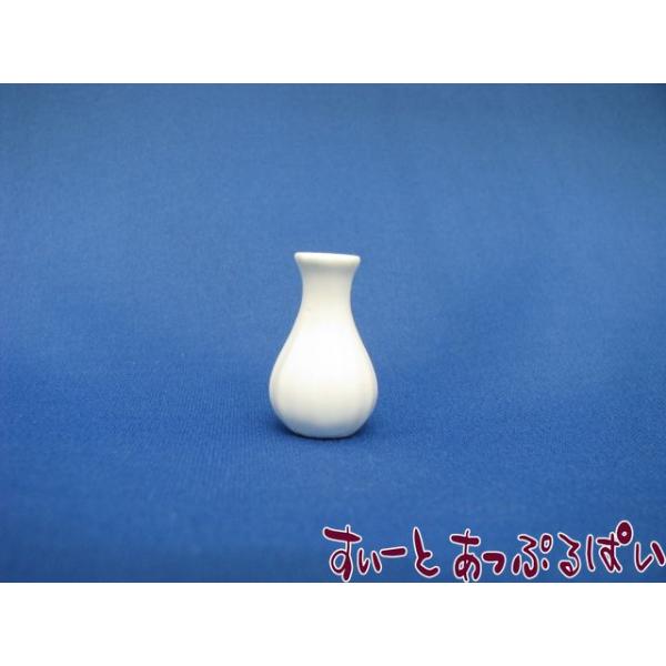 使い勝手が良さそうな、陶器の花瓶です！ペイントしてもいいですね！当店のプチブーケやチューリップ12本セットなどにも丁度良い大きさです。お手頃価格もいいですね！ぜひあなたのドールハウスに！サイズ：直径約15ミリ、高さ約28ミリ、口径約10ミリ...