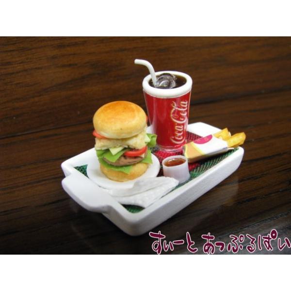 特大ハンバーガーにポテト、コーラがセットになっています！男子高校生のように、モリモリ食べちゃってください！すべてセットで置くだけ簡単、ファーストフードショップの出来上がりです！トレイのサイズ：40x25ミリ。小物はすべて接着されています。