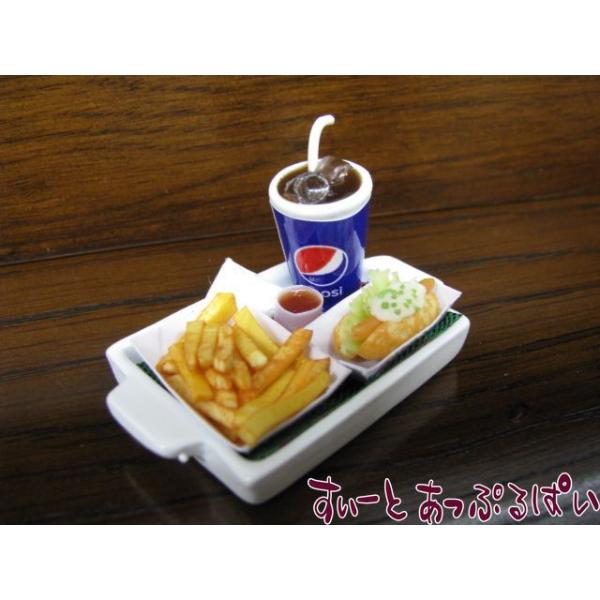 ホットドックに山盛りポテト、ドリンクがセットになっています！男子高校生のように、モリモリ食べちゃってください！すべてセットで置くだけ簡単、ファーストフードショップの出来上がりです！トレイのサイズ：40x25ミリ。小物はすべて接着されています。